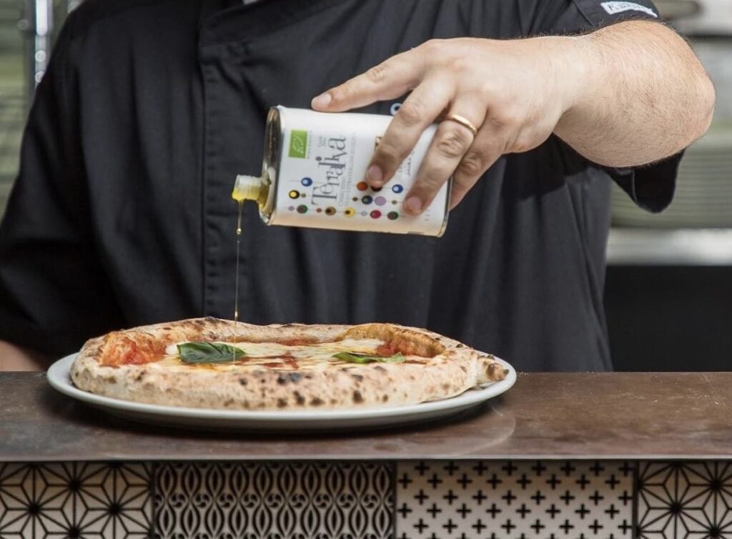 Olio extravergine sulla pizza: a crudo o dopo la cottura? - Terraliva